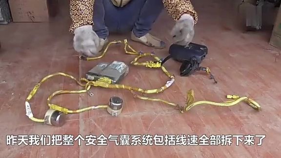 老司机想手动引爆安全气囊,只为测试威力有多大.