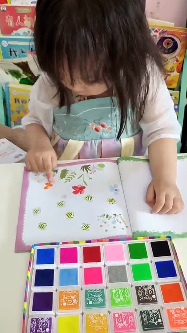简单有趣的手指画不仅锻炼宝宝的手部精细动作,还能激发想象力和...