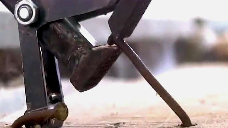 农间神人自制的起钉器,看来动脑子就是能成大事,真是长见识