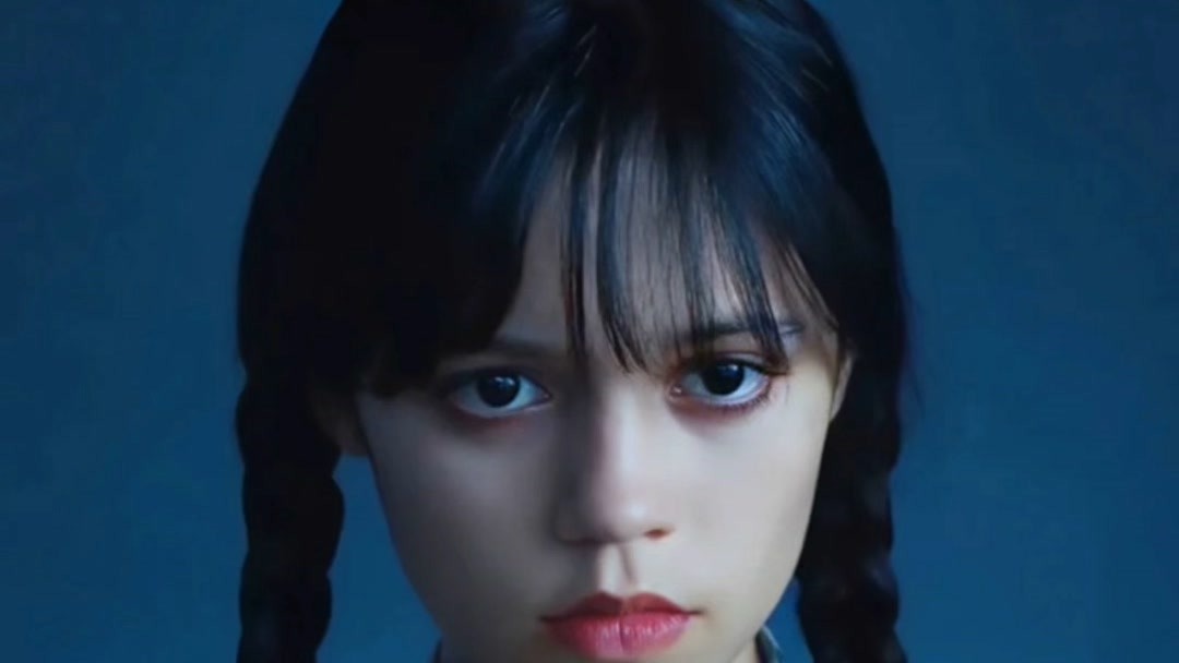 由亚当斯一家衍生新剧《星期三》小萝莉和她的小宠物断手击败对手...