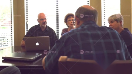 会议室多人开会进行中~1