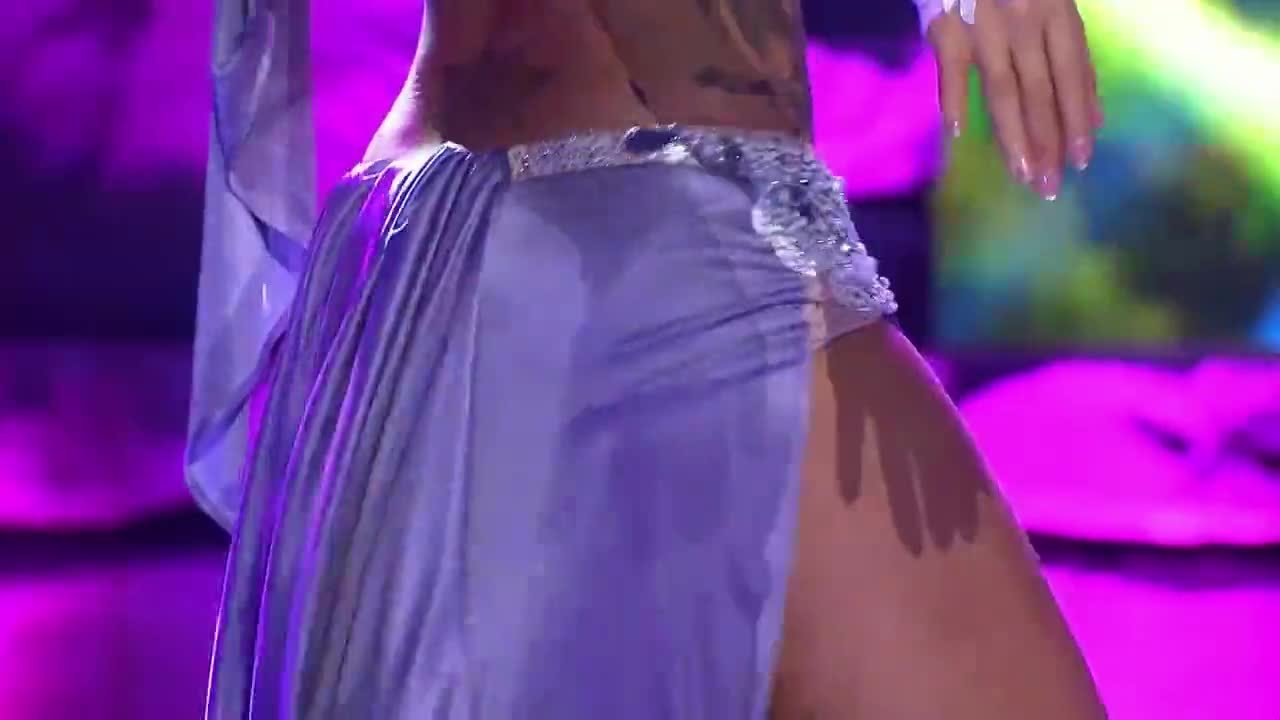 肚皮舞媚娘亮出自己的绝活,性感翘臀,一片欢呼!