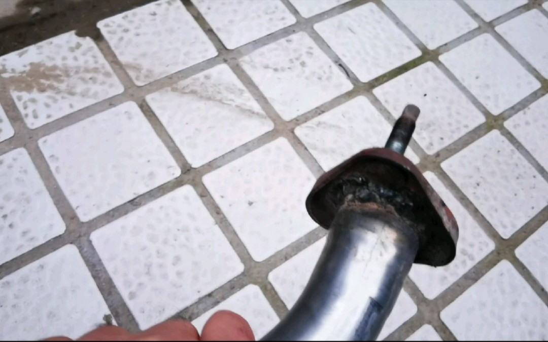 排气管断裂声音变大,拆掉修复过程