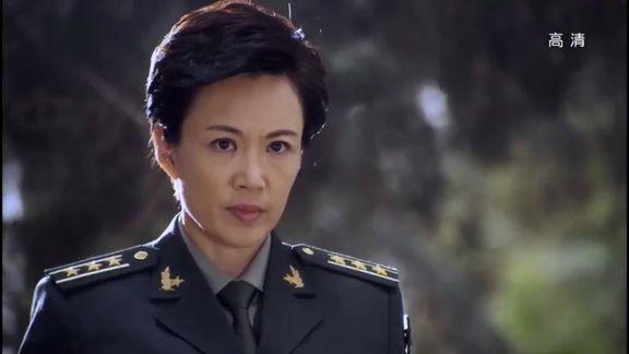 麻辣女兵:残酷的死亡爬行,母亲竟在旁边看着女儿受苦,扎心啊