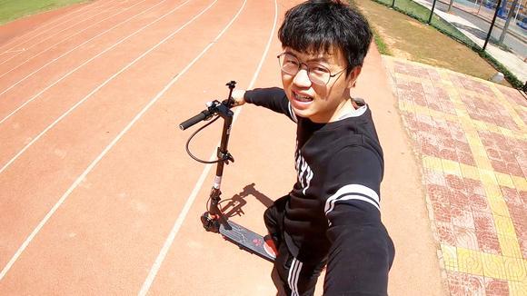 开箱测评折叠电动滑板车,为了测试其真实续航,在操场骑了37圈