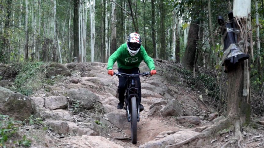 电动助力软尾避震碳纤维自行车上坡飞包下坡毫无压力 电动自行车