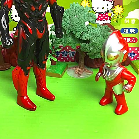 ...奥特曼爸爸勇敢的把包追了回来,小朋友们快给奥特曼爸爸点赞吧.mp4