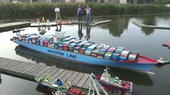 实拍逼真的集装箱货轮模型,太酷了!