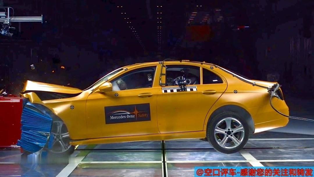 超五星安全碰撞-奔驰E系碰撞安全测试