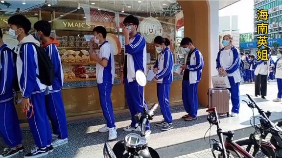 开学啦开学啦,家长们是和我一样也来到学校门前等待吗