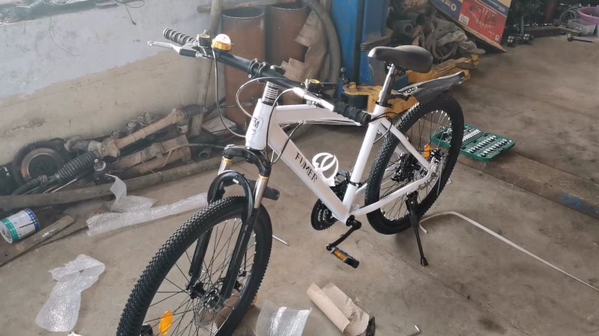 邻居在网上买的自行车到货了,现场组装一下,360块,值不值