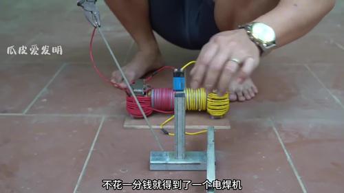 这样小巧轻便的电焊机你们见过吗?竟然仅需要9V电池就可以驱动,简直是太神奇了!