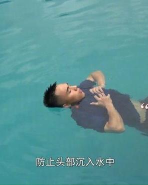 ...纵队行” 消防员亲身示范水灾自救法】当你不慎落水的时候,应该如何...