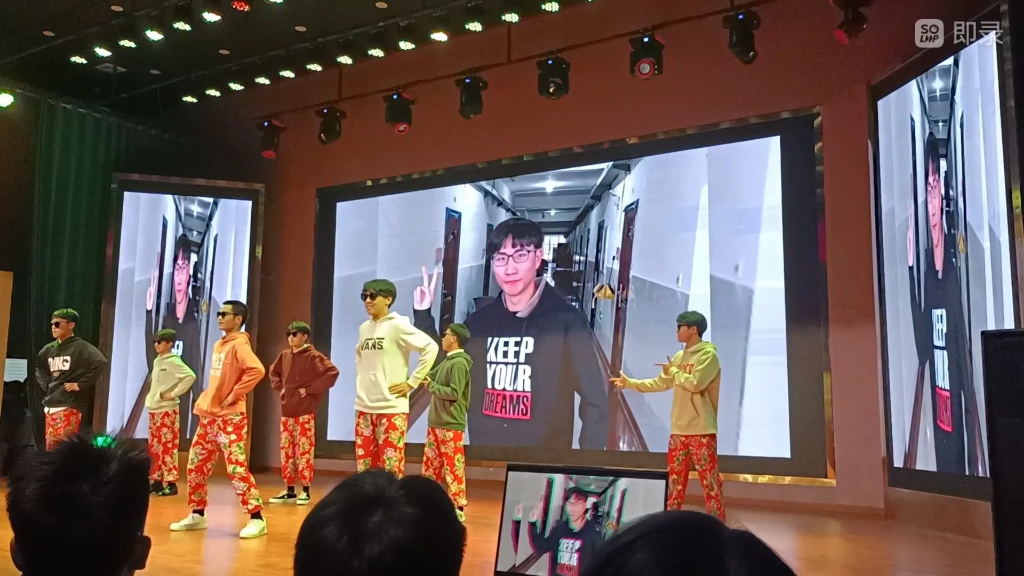 在学校的元旦晚会的节目哦 笑死我了