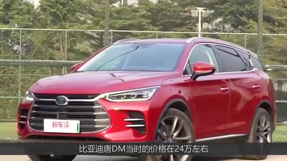 国产车被追尾,后车引擎盖严重变形,前车只蹭掉了一些漆