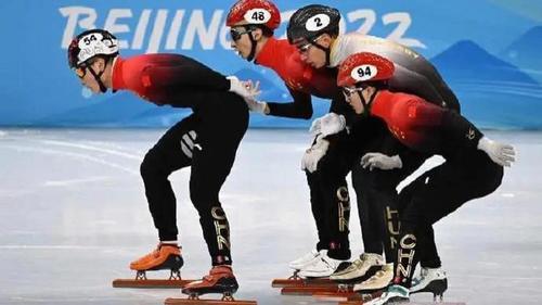 武大靖体力不支帮任子威卡住位置,并碰了碰手示意他走!这就是中国的...