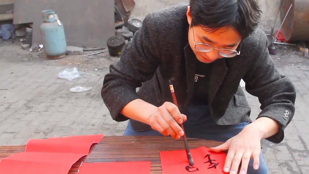 春节过年小伙自己写对联,这对联的内容太有趣了,真是个人才啊