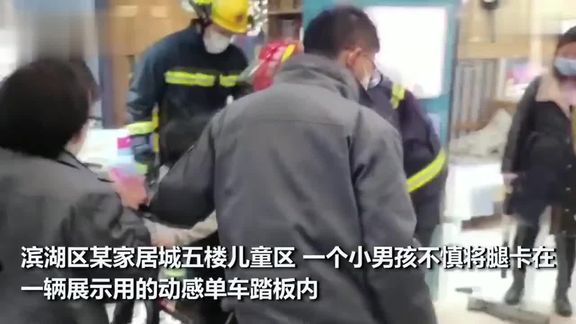 孩子被卡亲妈淡定拍照吐槽