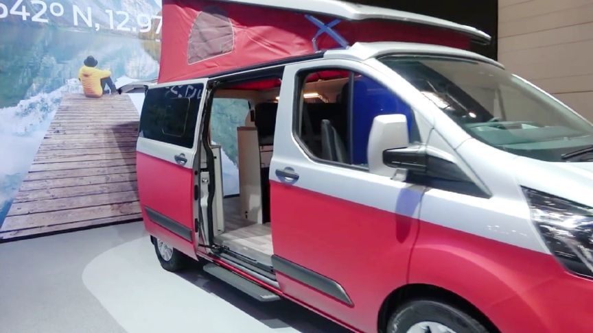 中轴低顶升顶亮骚色房车