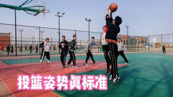 帅小伙的投篮姿势真标准,转身后仰投篮也太漂亮了