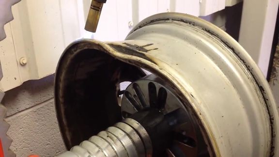 轮毂坏了别急着扔,看国外小哥如何把他修复如初