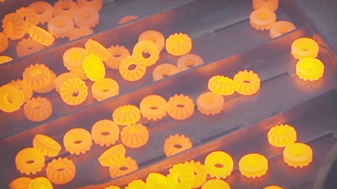 工厂实拍,汽车零配件生产过程!红色的小齿轮还以为是糖果呢