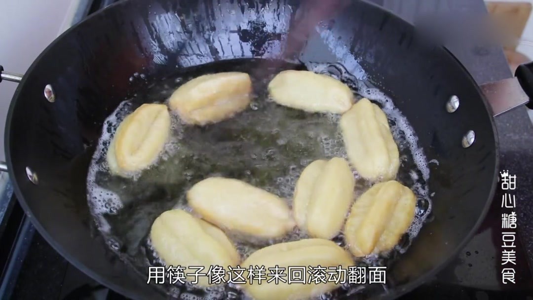 炸油条原来这么简单,不用泡打粉,个个蓬松空心,比买的好吃