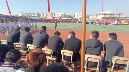 大专技校运动会开幕仪式,看到计算机班出场的时候,全场轰动了