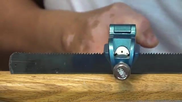 牛人用碳钢片自己DIY木工框锯条