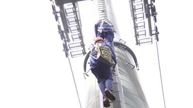 张家界维修员云端穿行,保游客安全