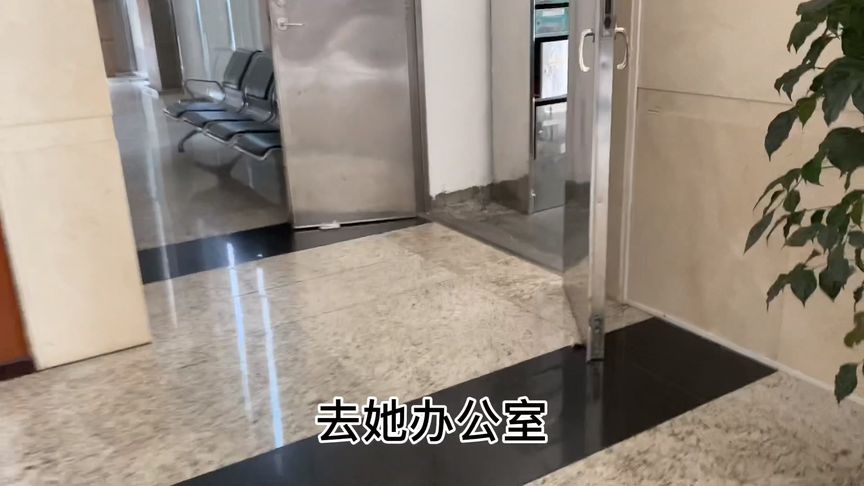 去银行提前还房贷,30年月供7300,提前还清要罚1万多