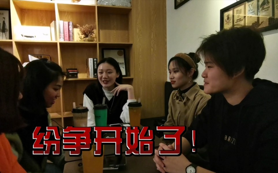 在奶茶店玩《朋友请听好》同款游戏?易烊千玺卷不起裤脚,我们摸小票...