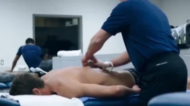 光头老外在头上拔血罐,还拔出了果冻一样的东西!