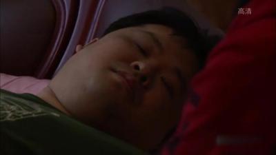 交警执勤被撞经过三次手术保住生命,但变成了植物人,被妈妈唤醒