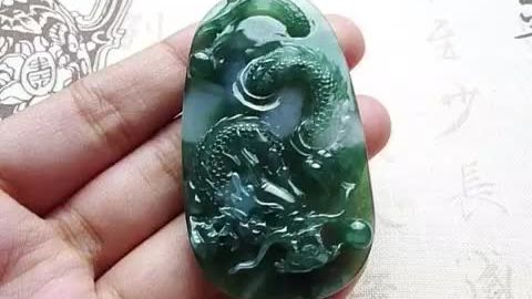 满绿翡翠龙牌吊坠