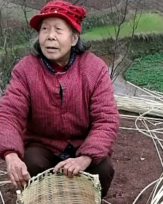#你好2019# 农村老人编织撮箕,坚守传统工艺。