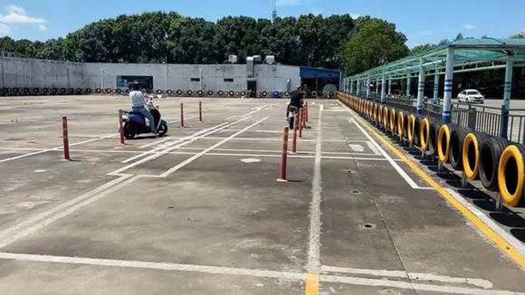 在驾驶员的角度感受下摩托车科目二考试三个项目(绕桩、单边桥