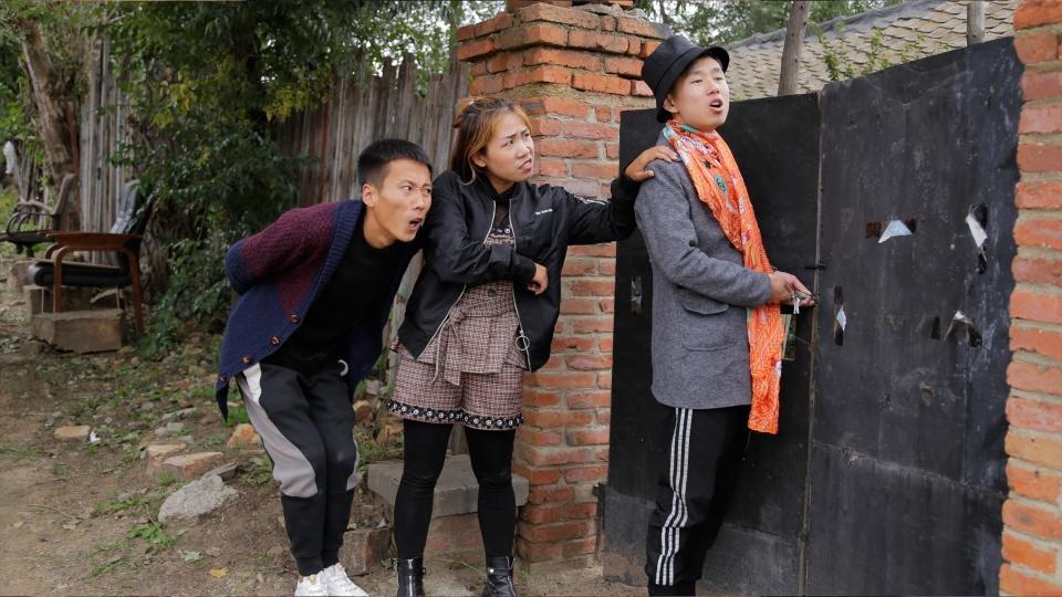 小两口遇见小偷撬门,媳妇一招小偷手里挣1000元,厉害了