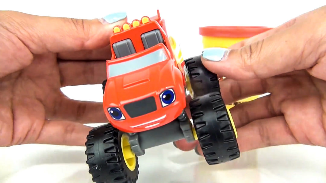 红色小汽车参加赛车比赛