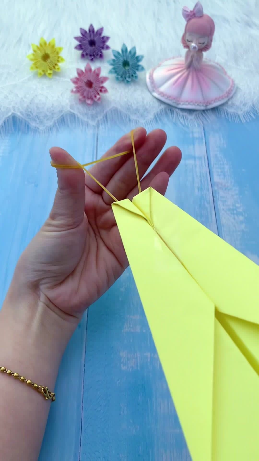 一根皮筋就能搞定,可以发射的纸飞机,室内室外都可以玩,给小朋友收藏...