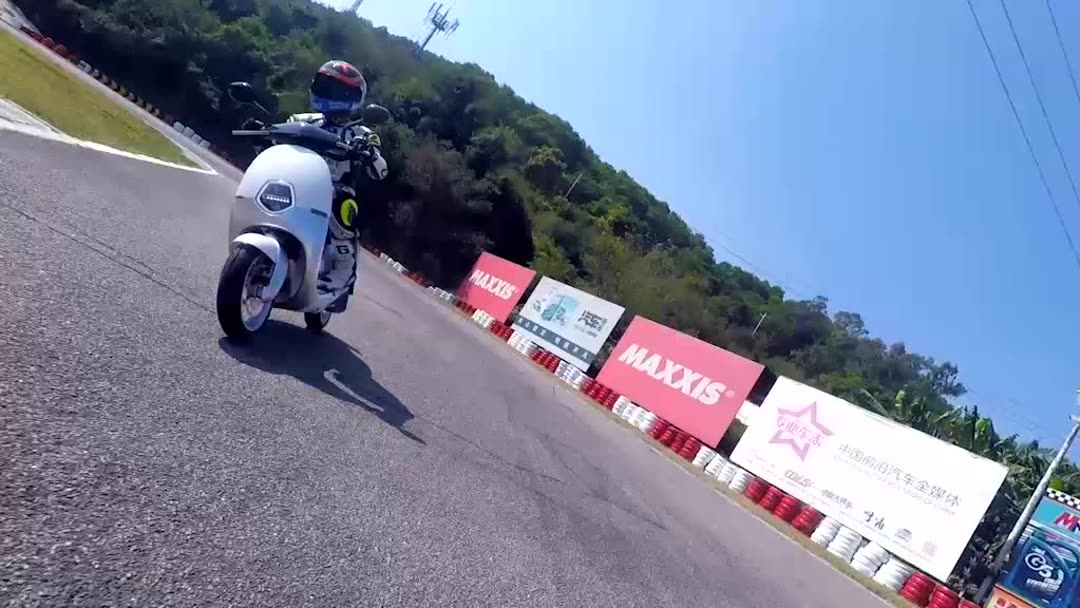 E客智能电动机车 城市极速驾驶体验