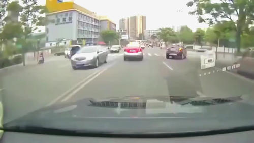 行车记录仪:公路上的碰瓷升级,这样的行为该怎么处理