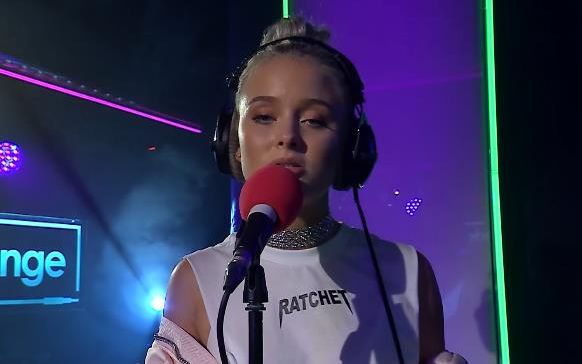 ...做客BBC Radio,现场翻唱Drake和Rihanna合作的新歌《Too Good》