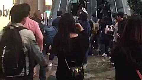 实拍商场电梯踩踏事故, 现场惨叫声不断.