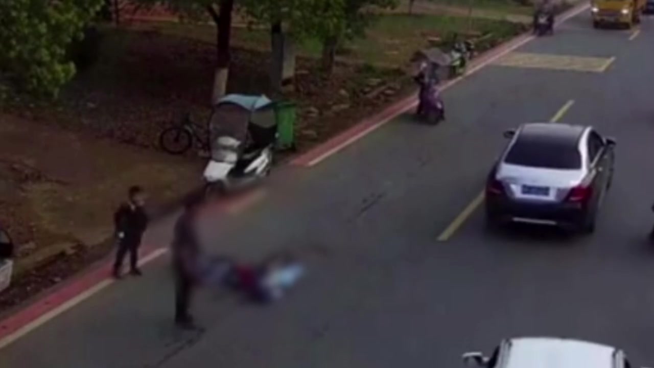 江西一小学生横穿马路被撞身亡 监控记录事发瞬间让人痛心