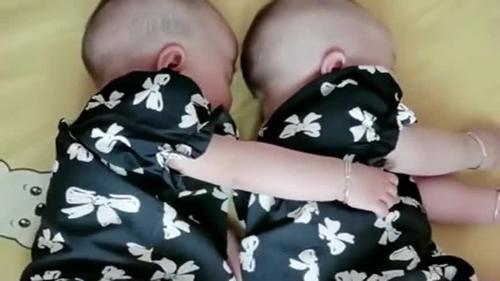 毕竟是一个娘胎出来的宝贝,就这动作,够我笑一年了