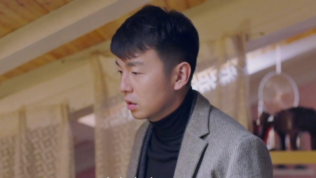 方原把礼物送到陆晴家,见她情绪不高,陆晴推脱说自己不舒服