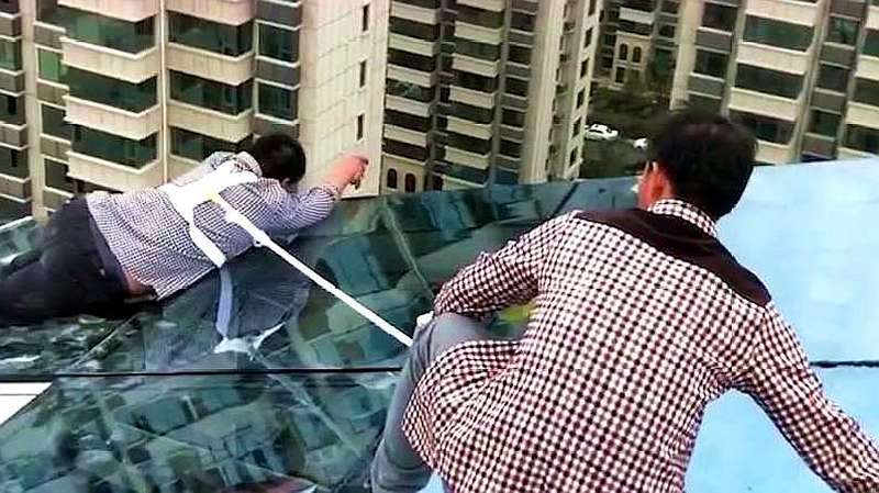 高端铝木门窗阳光房,设计师当时考虑过实际性?太危险了