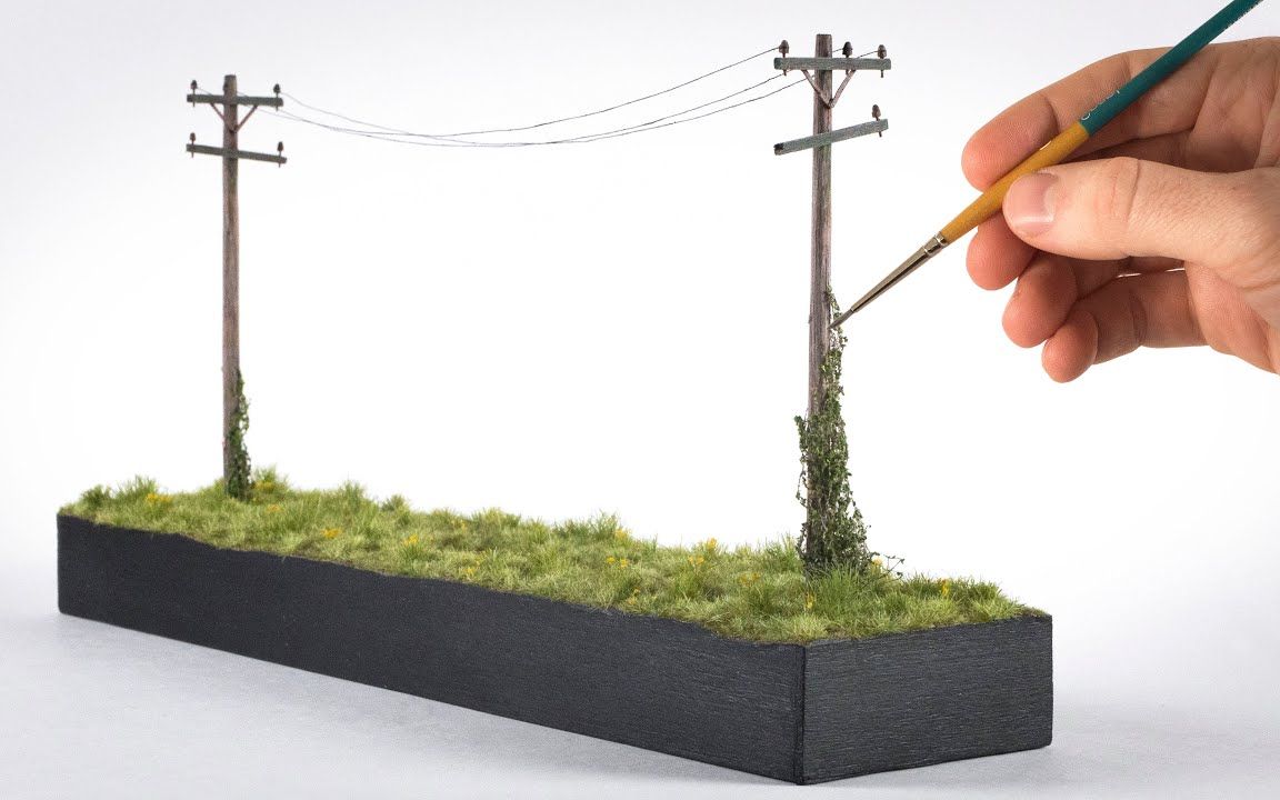 【佳作欣赏】[戳本视频介绍查看更多信息]草地上爬满藤曼的电线杆...