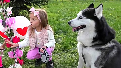 国外儿童时尚,小萝莉在儿童博物馆看到巨大生活用品,玩的真开心